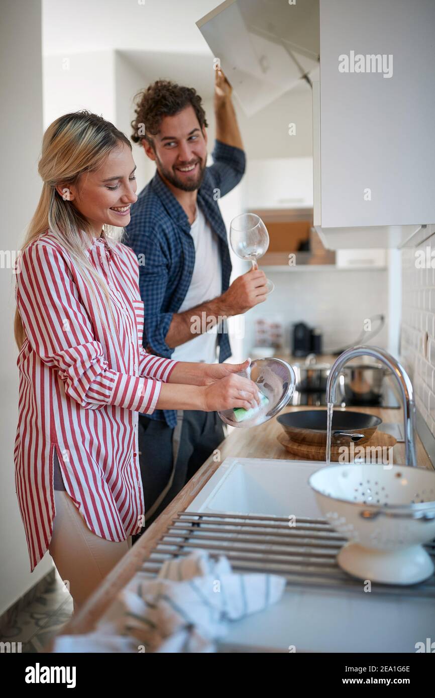 Couple washing dishes together hi-res stock photography and images - Alamy