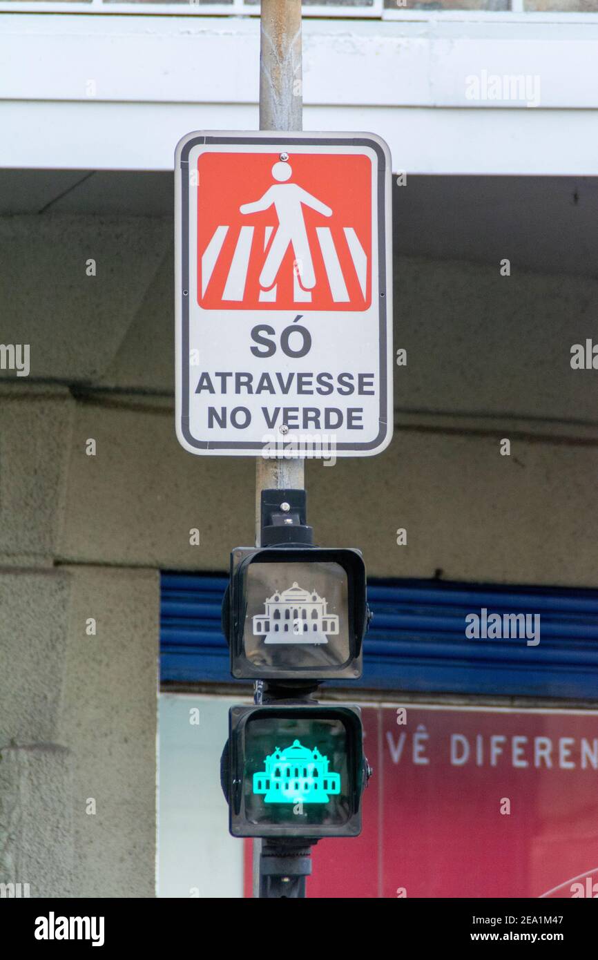 Sao paulo pedestrain traffic light hi-res stock photography and images ...