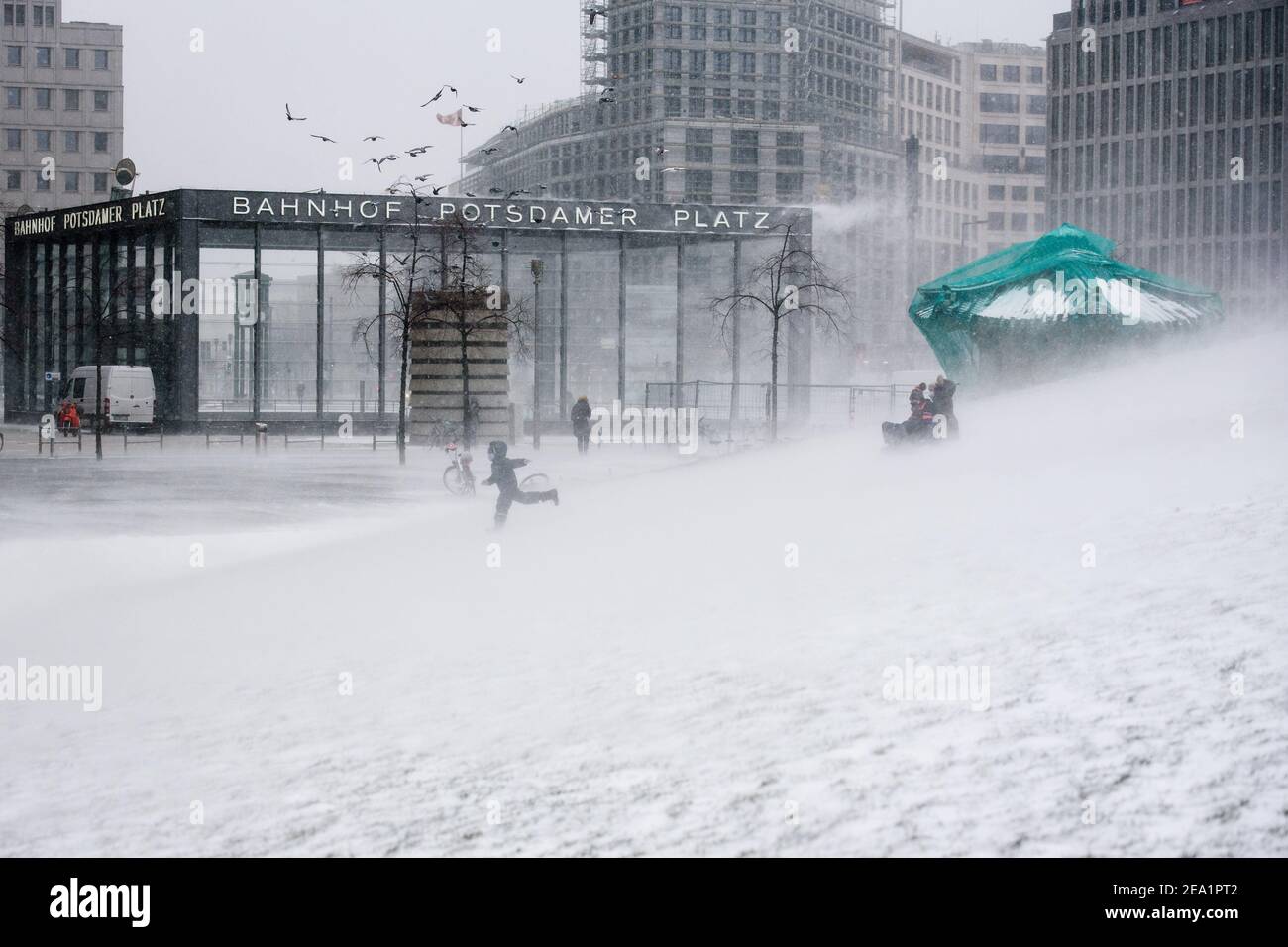 Berlin, Berlin, Germany. 7th Feb, 2021. People enjoy the weather during ...