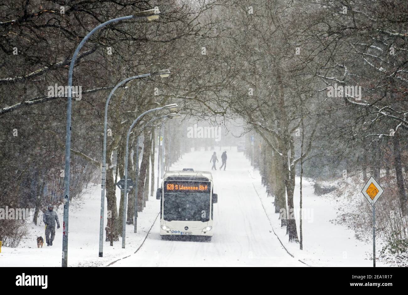 Bus line on snowy street hi-res stock photography and images - Alamy