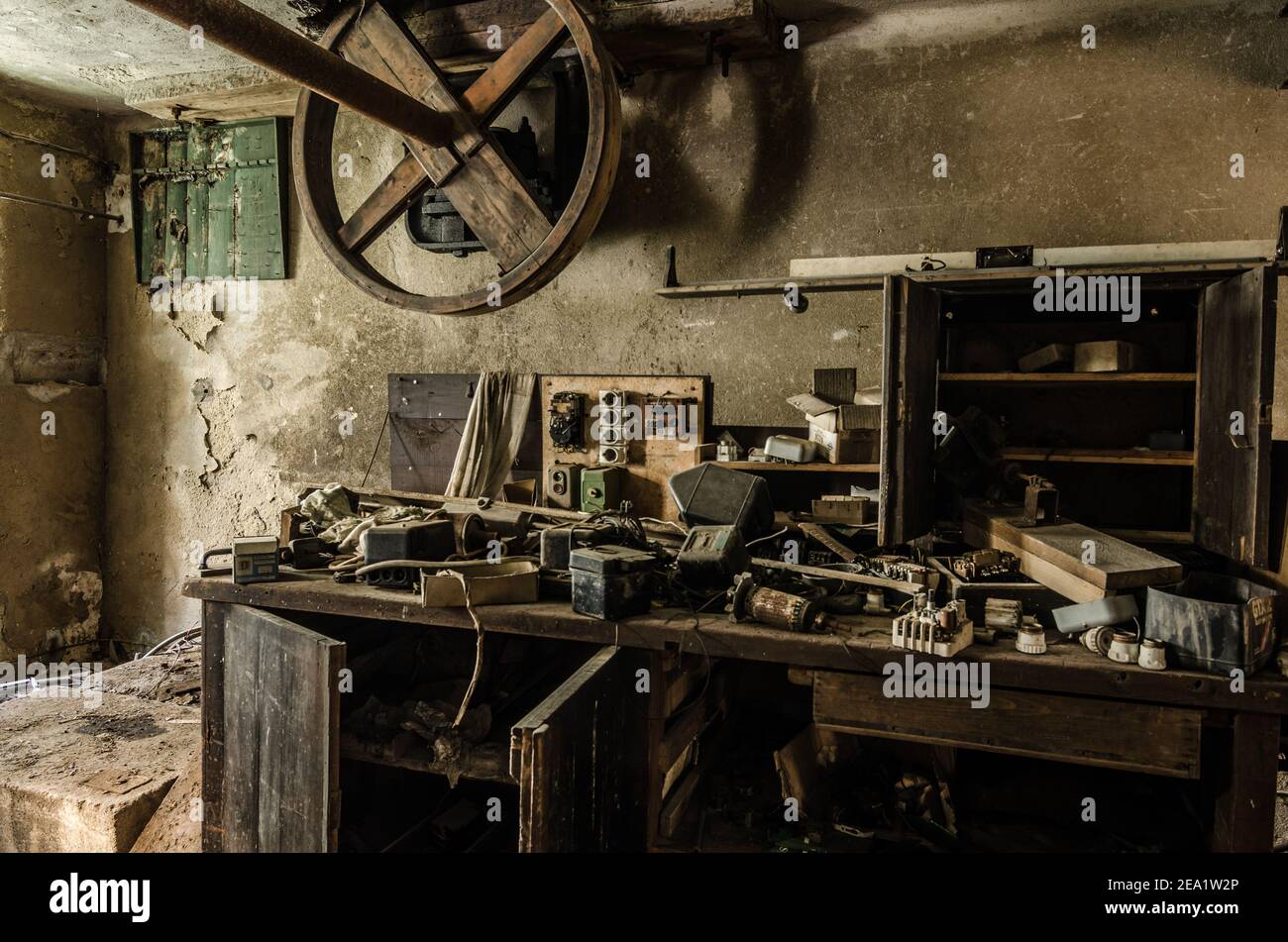 Workbench operation hi-res stock photography and images - Alamy