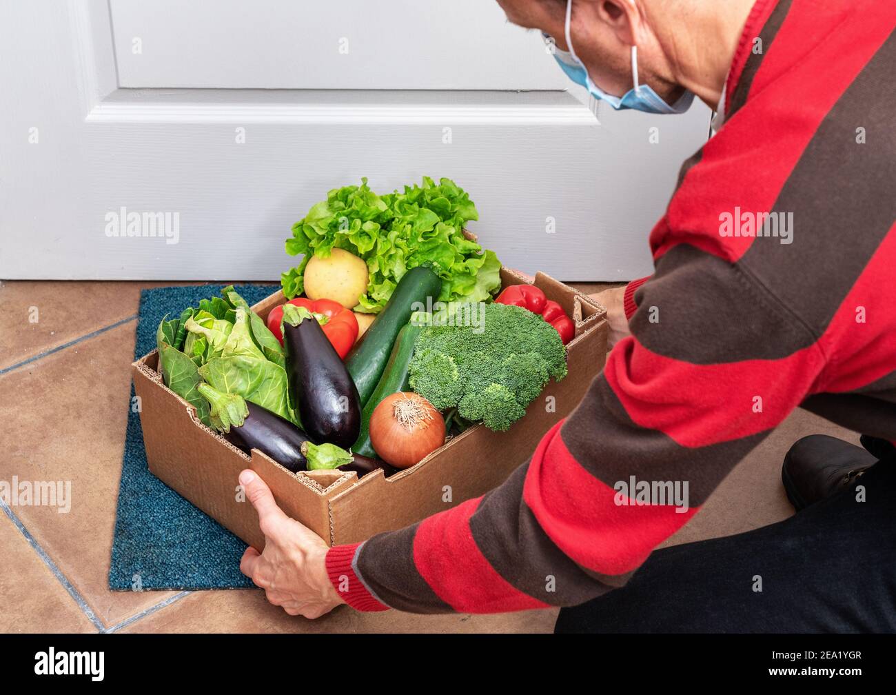 Person delivering vegetable box hi-res stock photography and images - Alamy
