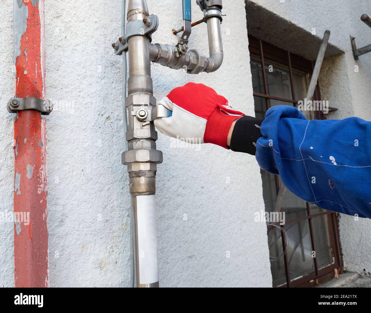 Valve closes hi-res stock photography and images - Alamy