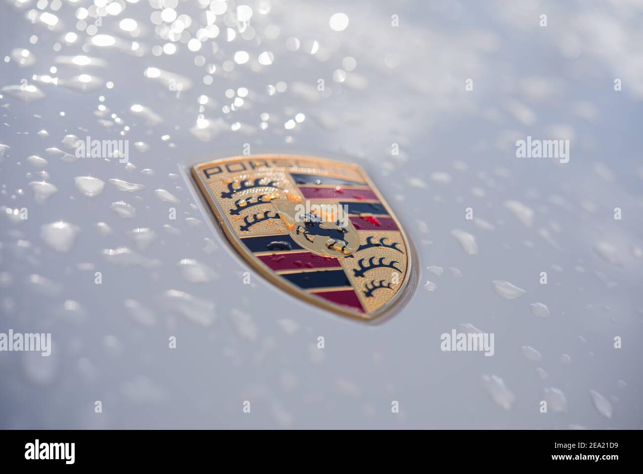 Porsche gold bonnet logo hi-res stock photography and images - Alamy