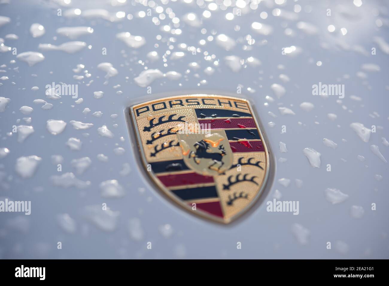 Porsche gold bonnet logo hi-res stock photography and images - Alamy