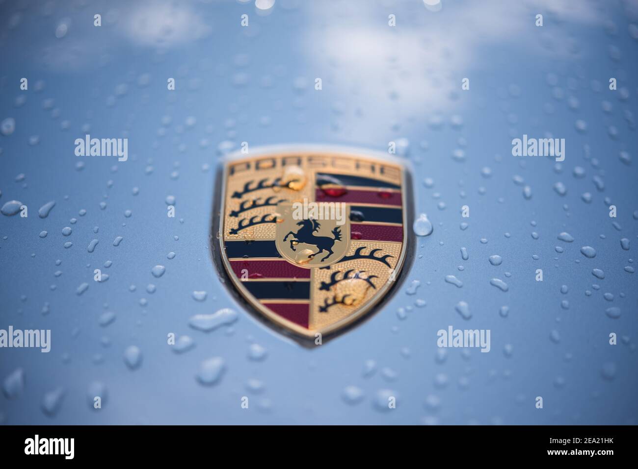 Porsche gold bonnet logo hi-res stock photography and images - Alamy