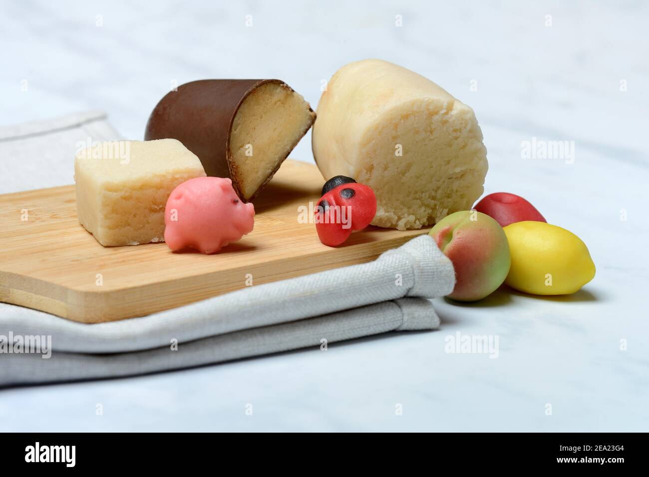 Marzipan figures hi-res stock photography and images - Alamy