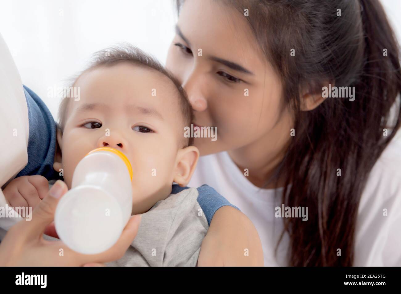 Kiss feeding hi-res stock photography and images - Alamy