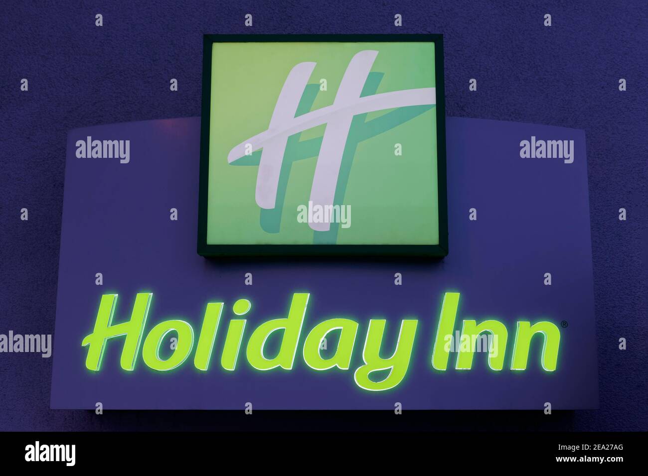 Hotel Holiday Inn, illuminated logo, Duesseldorf, North Rhine ...