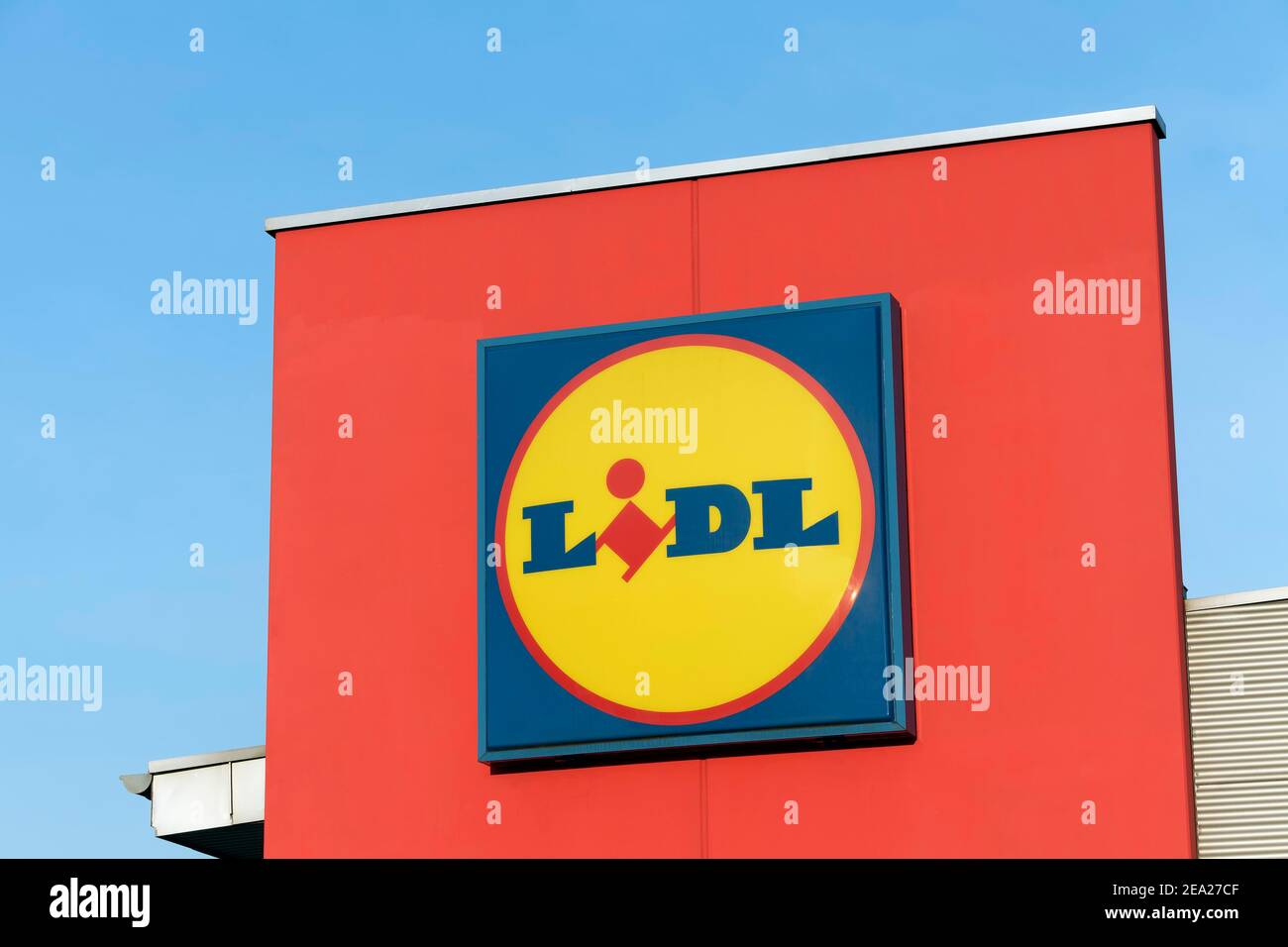 Lidl, logo on building, discounter, Duisburg, North Rhine-Westphalia ...