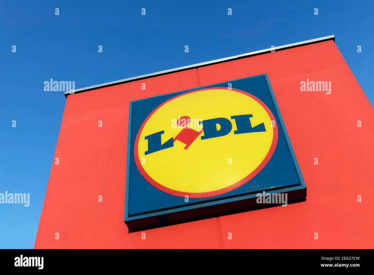 Lidl, logo on building, discounter, Duisburg, North Rhine-Westphalia ...