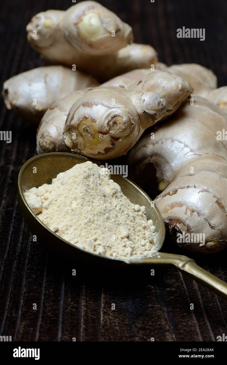 Ginger (Zingiber officinale) and powder in ladle Stock Photo - Alamy