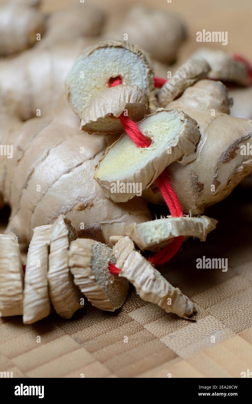 Ginger Tuber (Zingiber officinale) and dried slices Stock Photo - Alamy