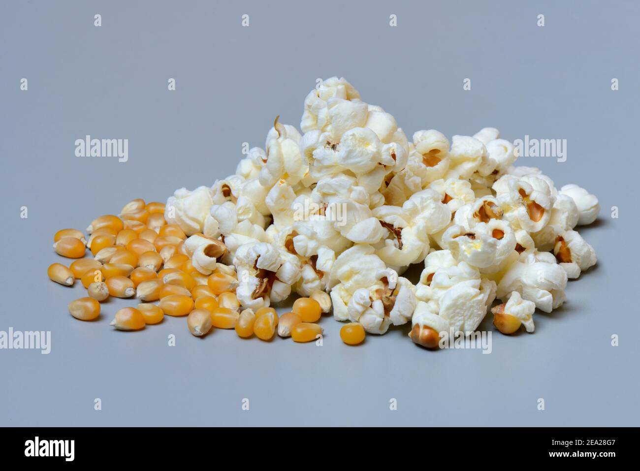 Popcorn and corn kernels Stock Photo - Alamy