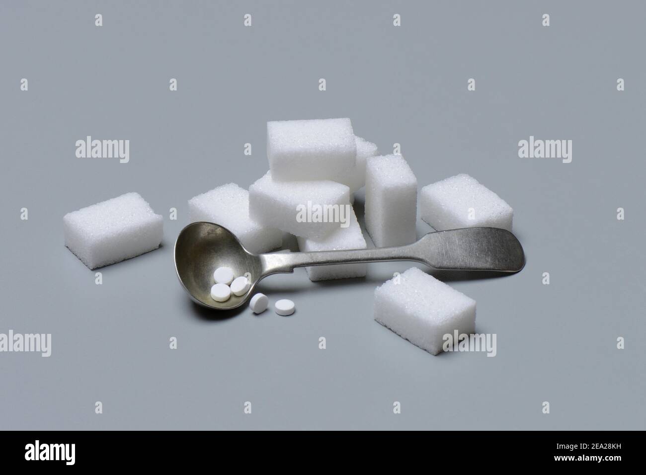 Sweetener tablets and sugar cubes, white sugar Stock Photo - Alamy