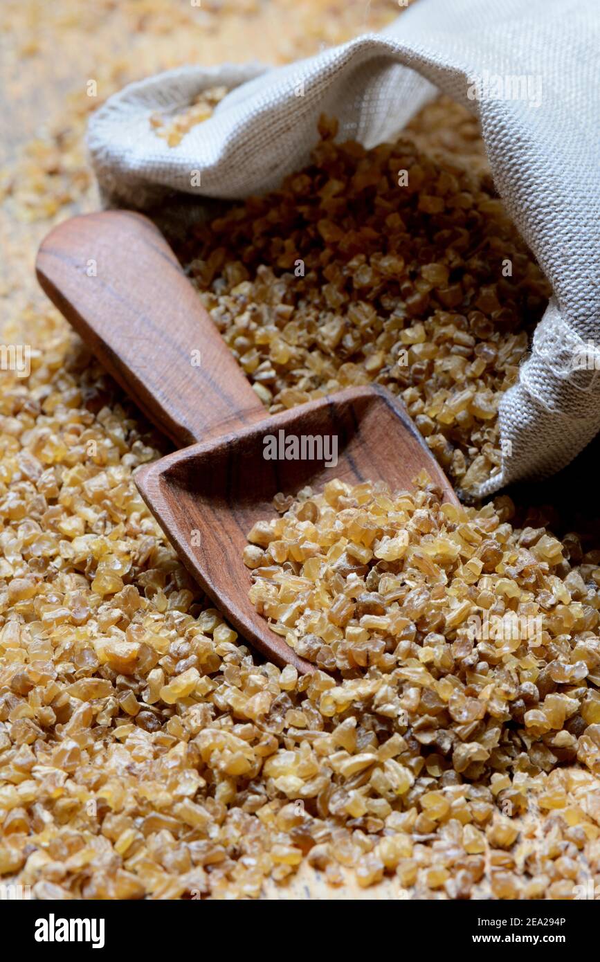 Bulgur, bulgur wheat with wooden shovel, pre-cooked durum wheat Stock ...