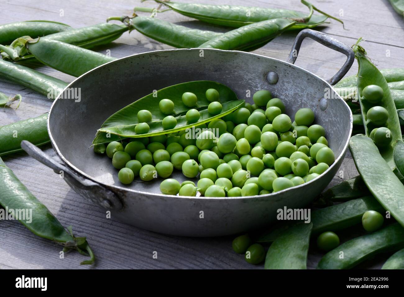 Pea pod interior hi-res stock photography and images - Alamy