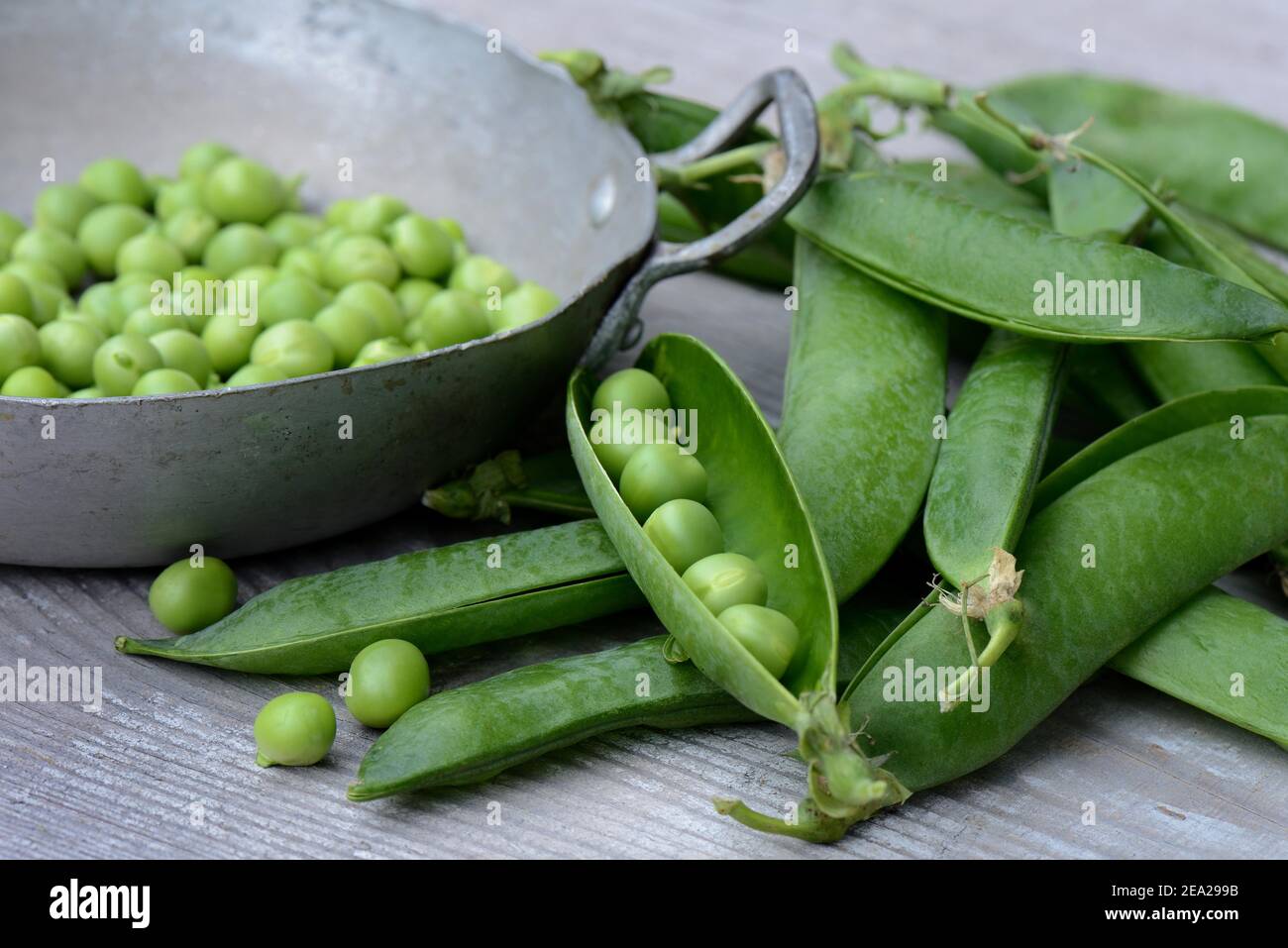 Pea pod interior hi-res stock photography and images - Alamy