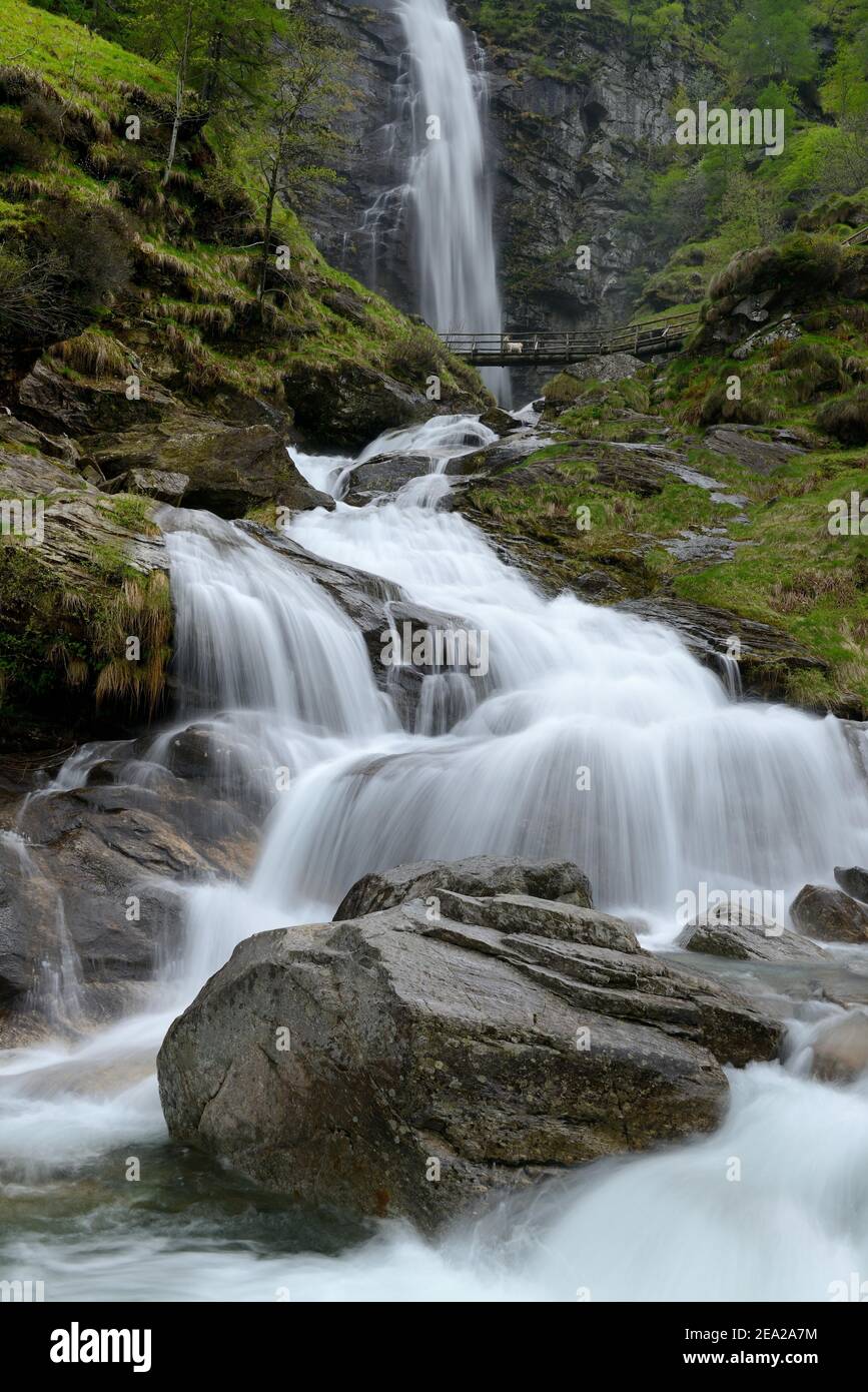 Froda waterfall, Valle Verzasca near Sonogno, Froda, Ticino ...