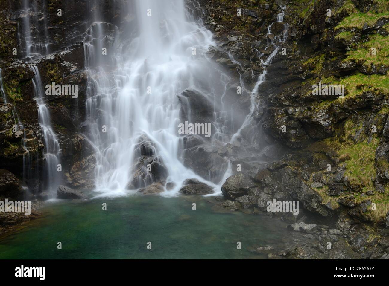 Froda waterfall, Valle Verzasca near Sonogno, Froda, Ticino ...