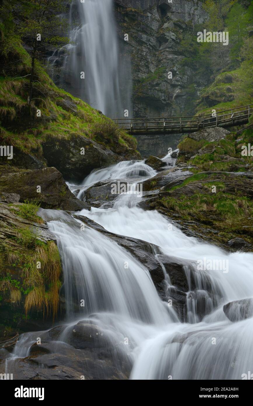Froda waterfall, Valle Verzasca near Sonogno, Froda, Ticino ...