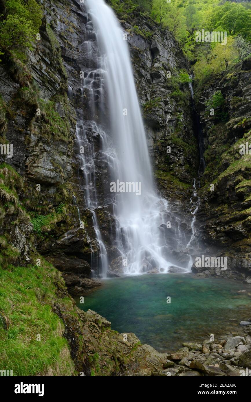 Froda waterfall, Valle Verzasca near Sonogno, Froda, Ticino ...
