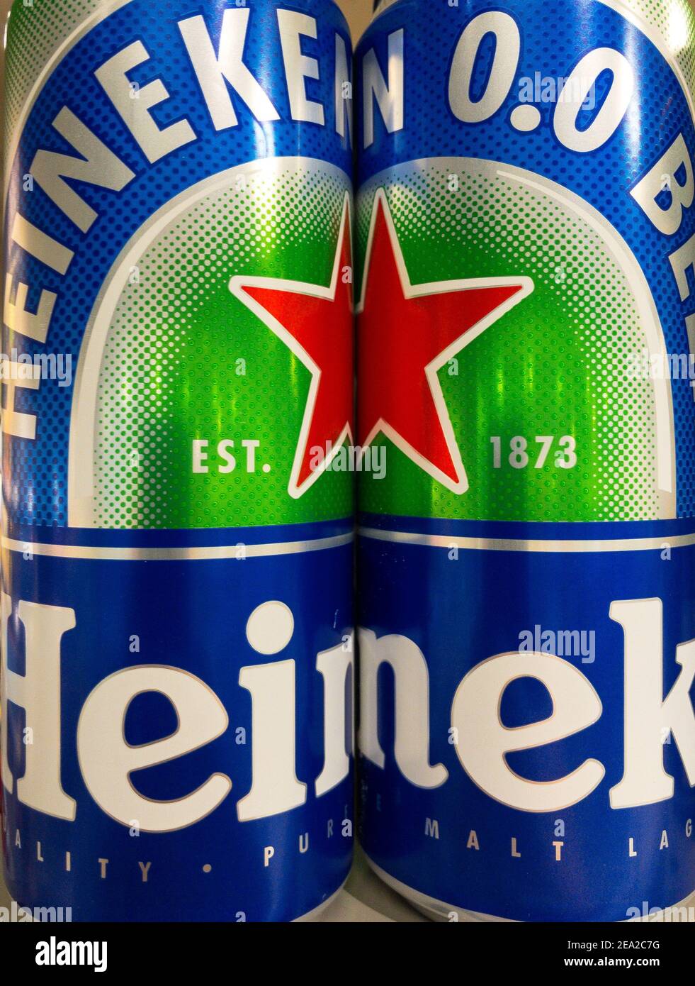 2021: Heineken beer in tin cans standing in supermarket shelf Stock ...