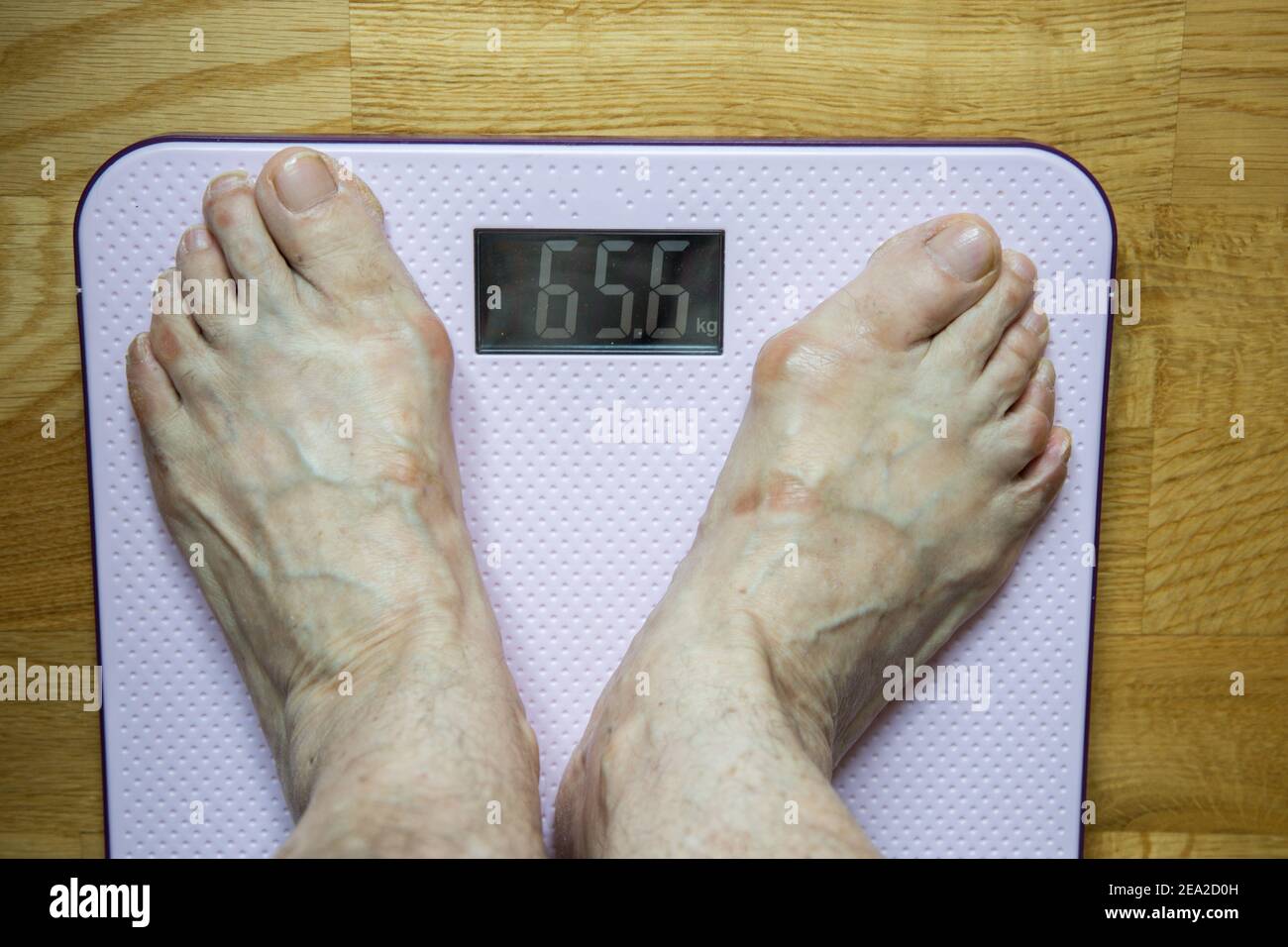 Female feet on a scale hi-res stock photography and images - Alamy