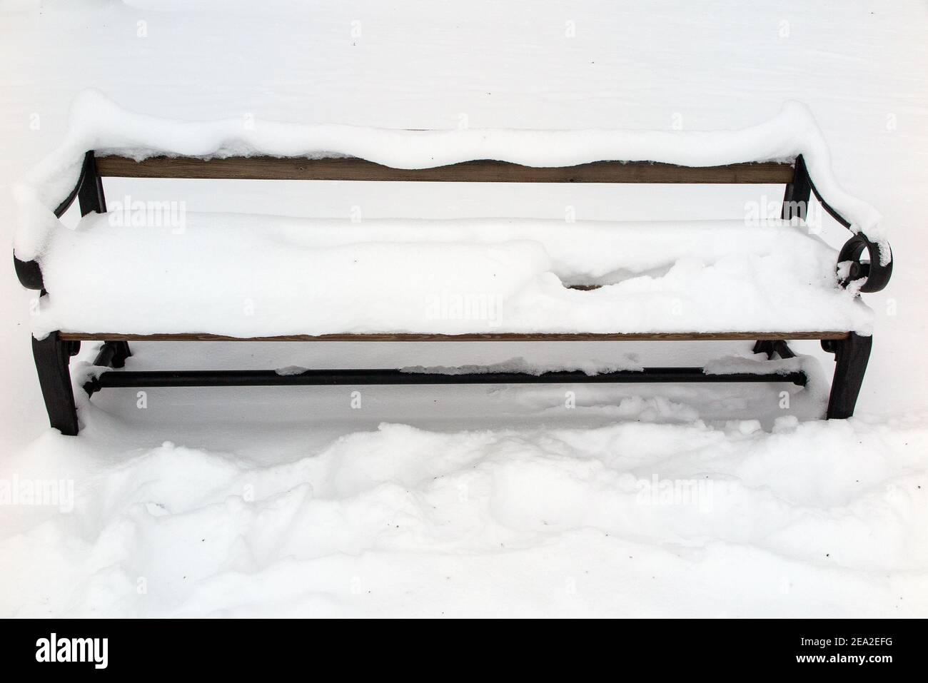 Bench snow hi-res stock photography and images - Alamy