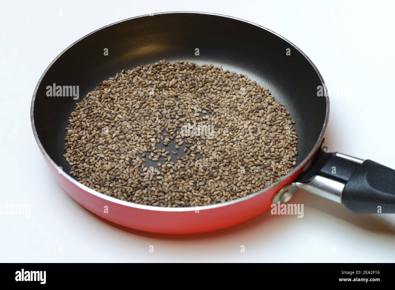 Roasted white seeds ( Sesamum indicum) in pan Stock Photo - Alamy