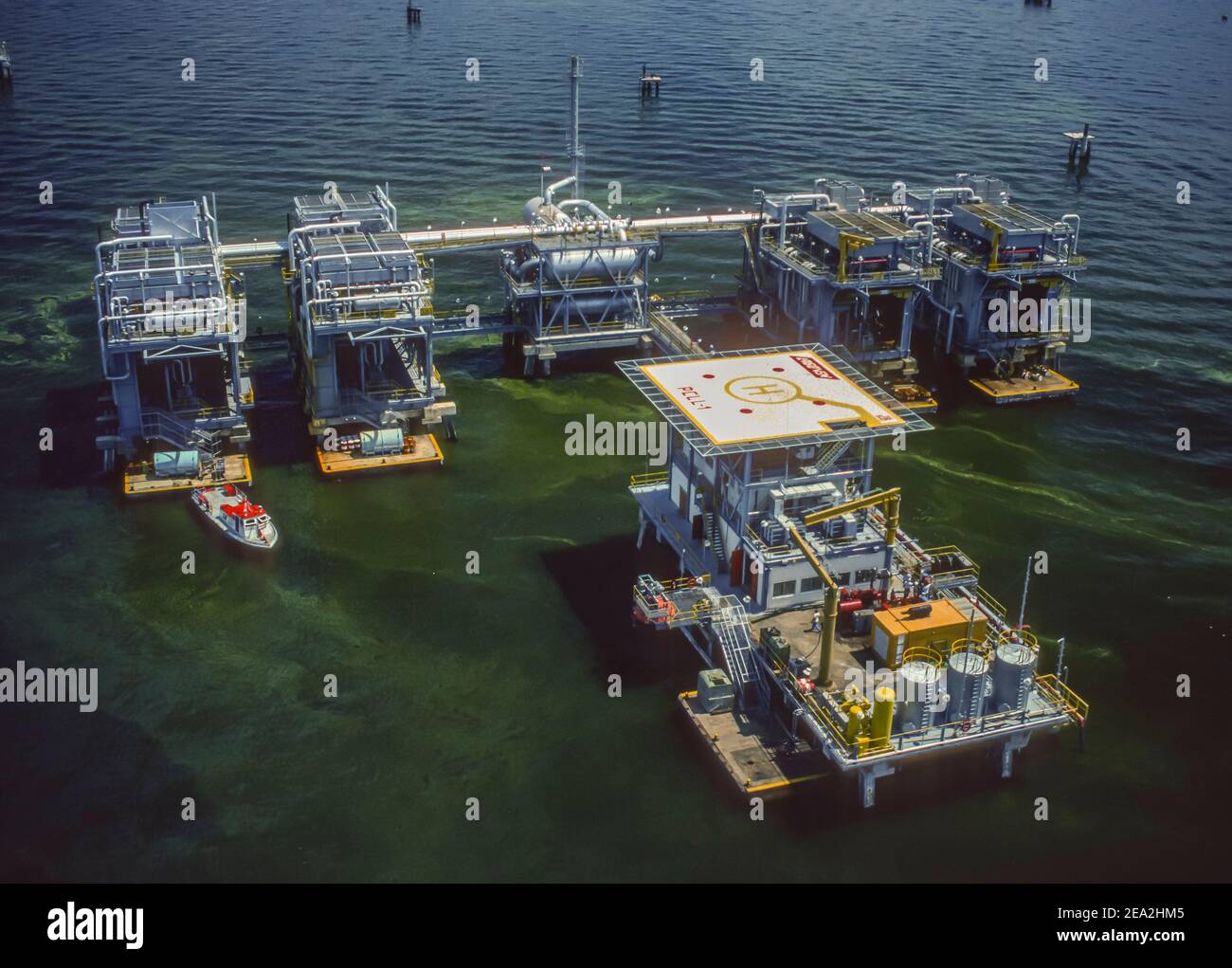 Lake maracaibo venezuela oil rigs hi-res stock photography and images ...
