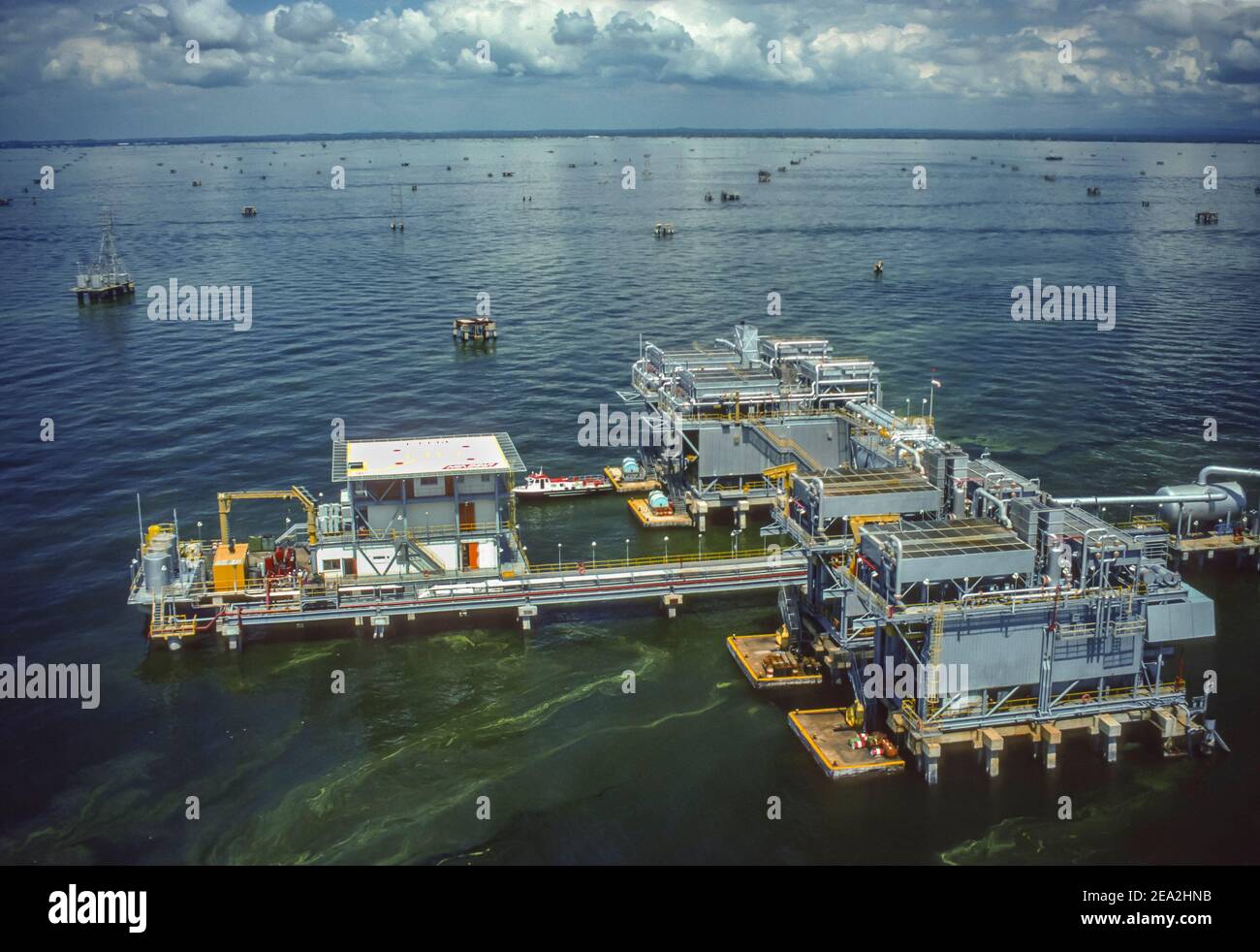 Lake maracaibo venezuela oil rigs hi-res stock photography and images ...