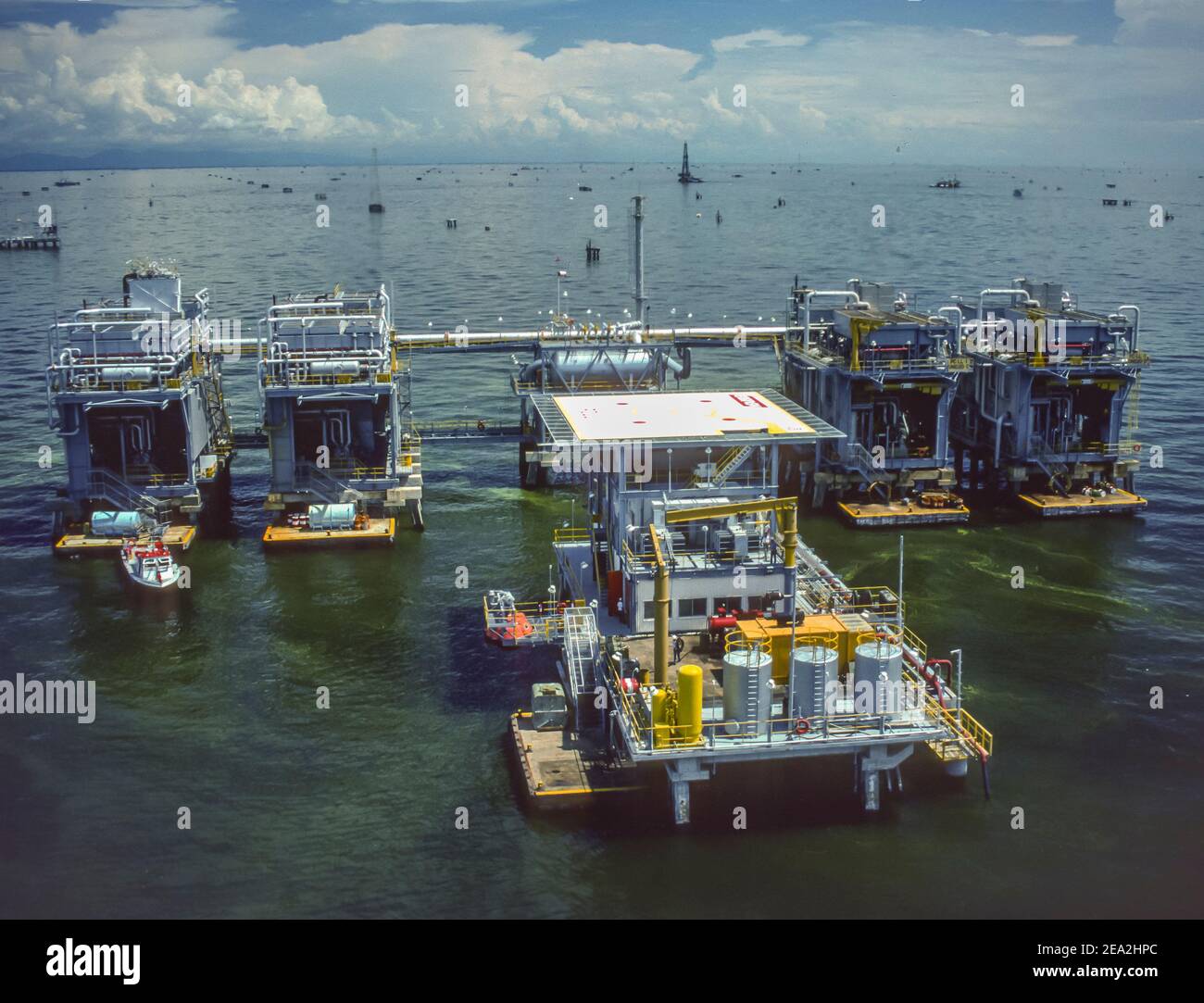 Lake maracaibo venezuela oil rigs High Resolution Stock Photography and ...