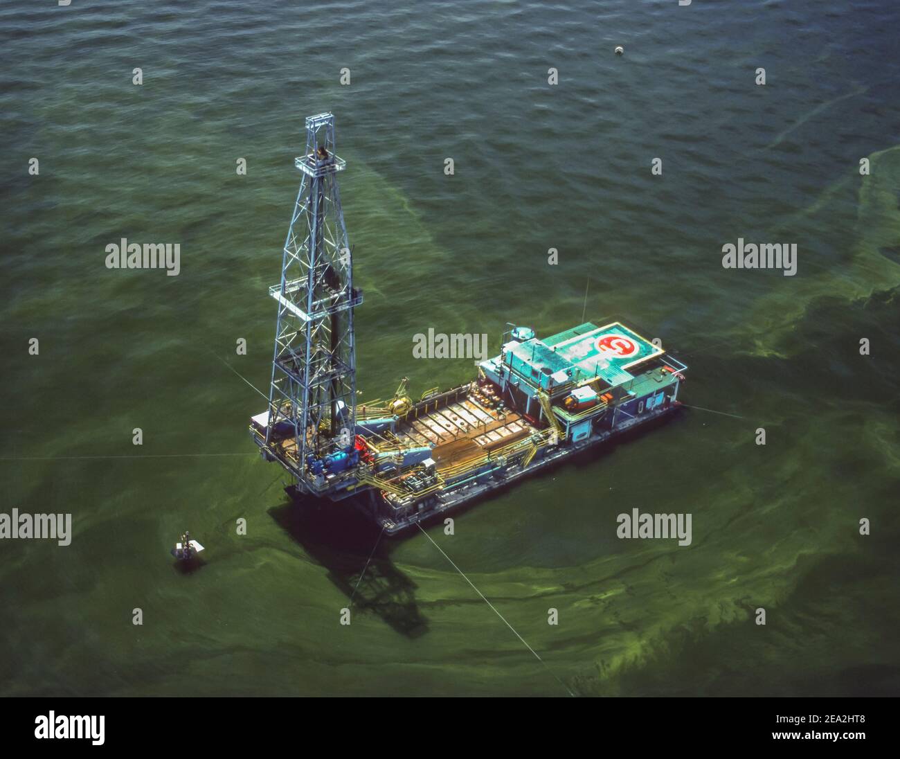 Lake maracaibo venezuela oil rigs hi-res stock photography and images ...