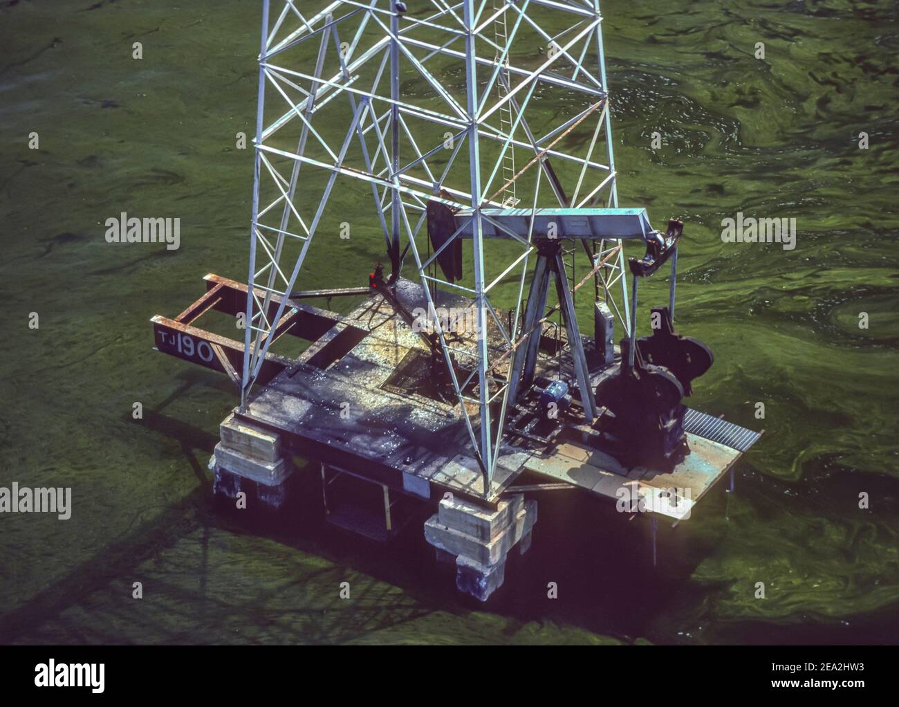 Lake maracaibo venezuela oil rigs hi-res stock photography and images ...