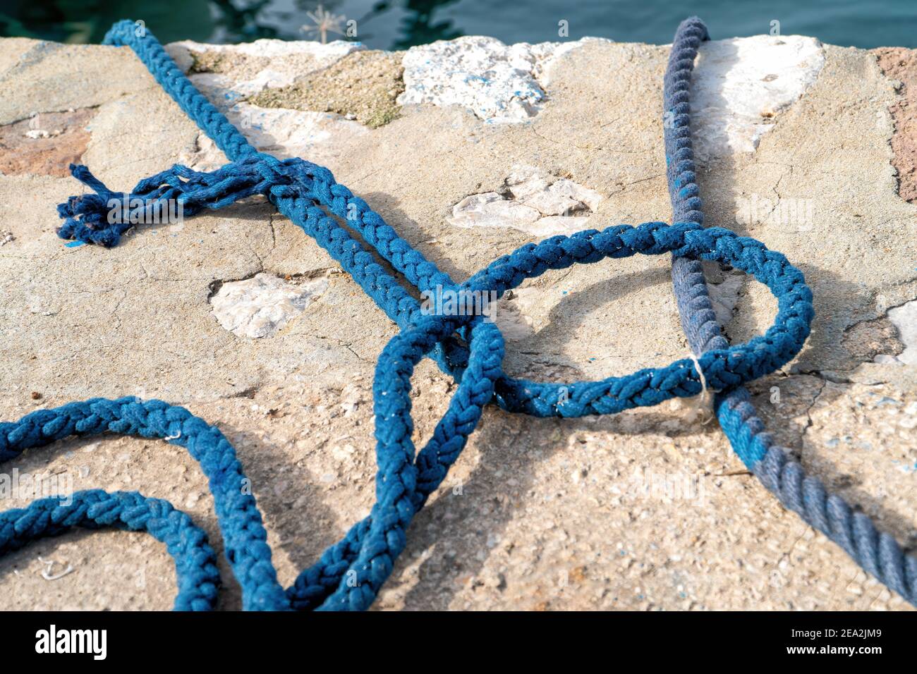 A blue nautical rope along the quayside. Central Focus Stock Photo - Alamy