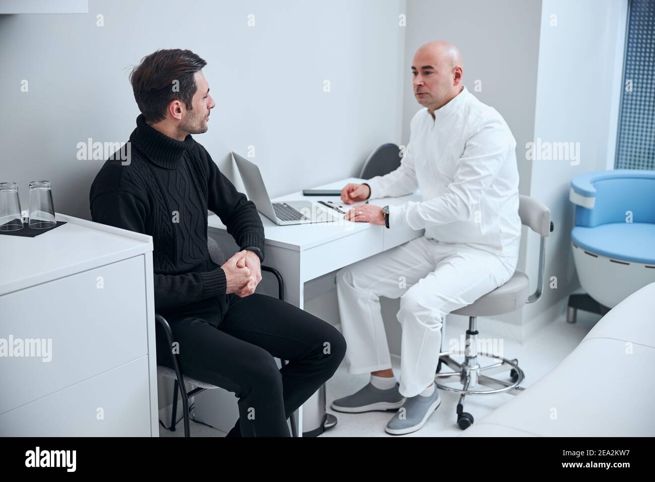Man during check up in modern clinic Stock Photo - Alamy