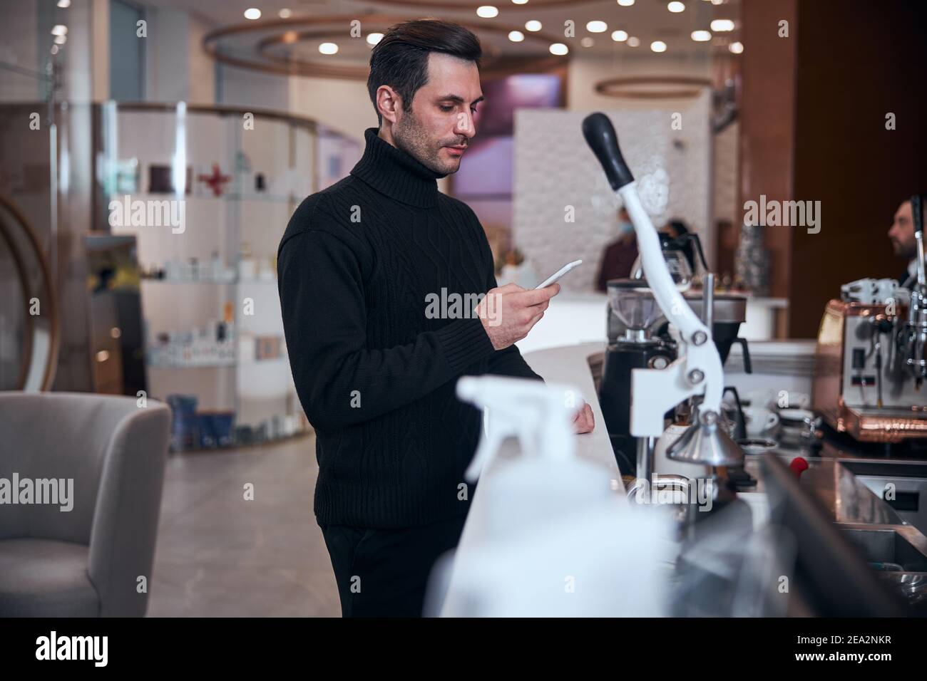 Man ordering drinks hi-res stock photography and images - Alamy
