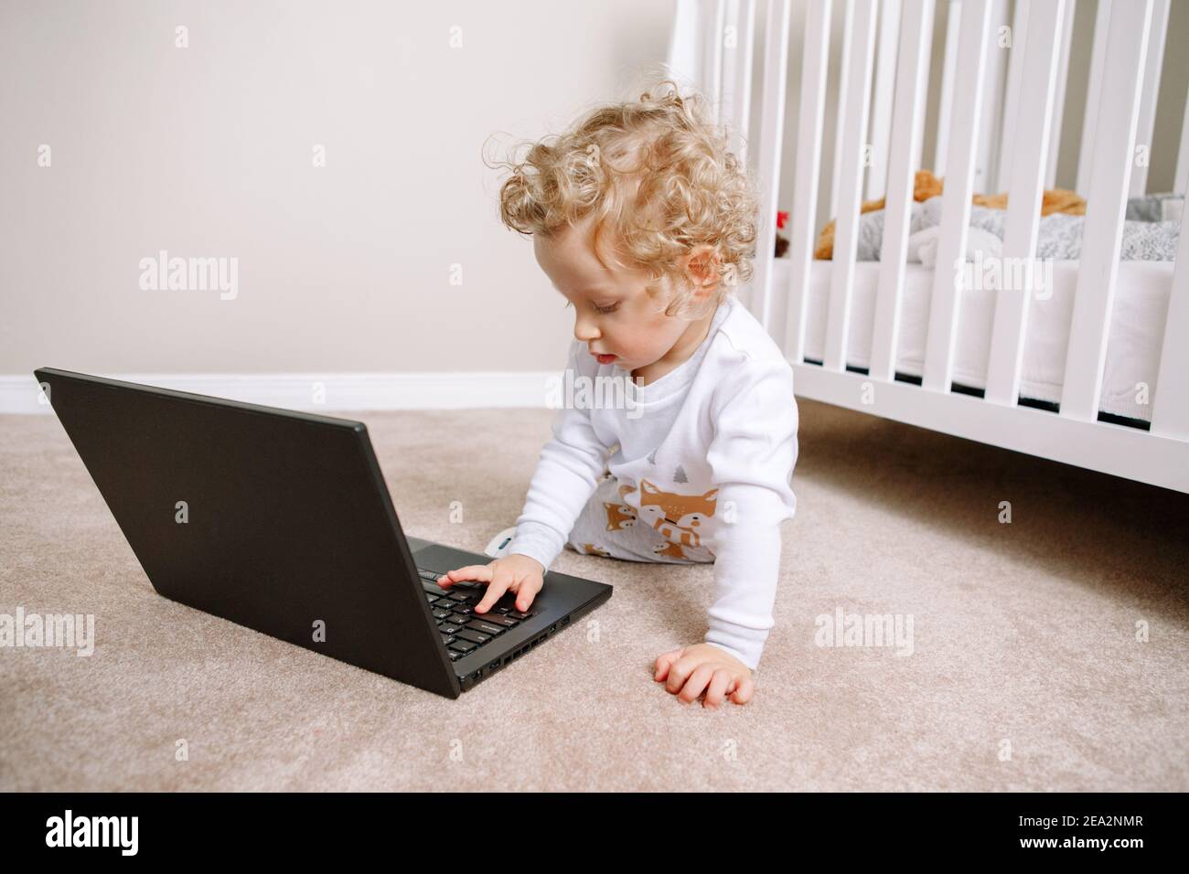 Kid using mouse hi-res stock photography and images - Alamy