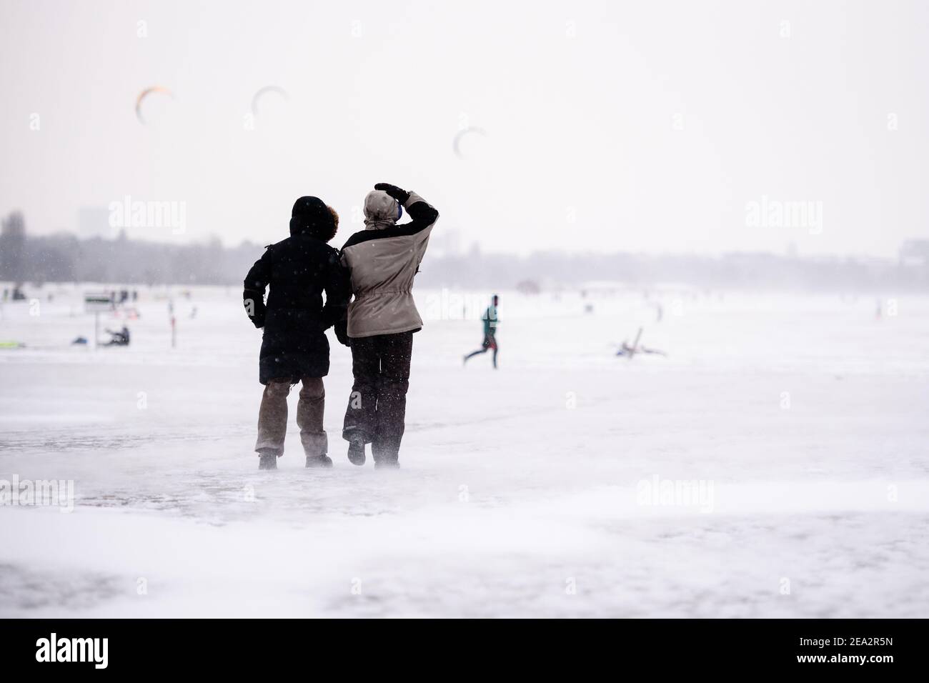 Berlin, Berlin, Germany. 7th Feb, 2021. People enjoy the fresh snow and ...
