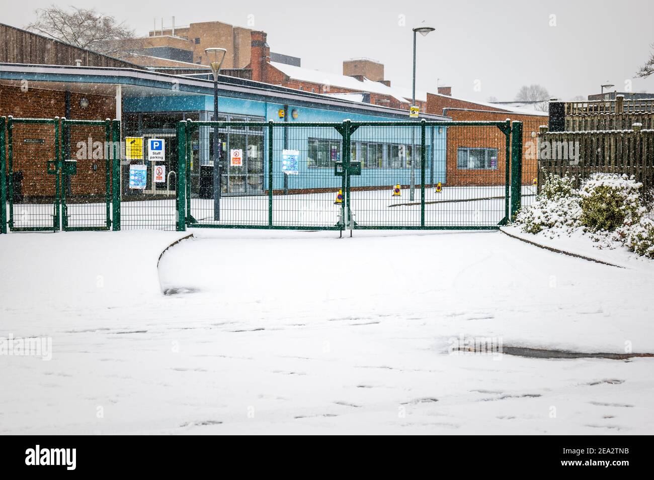 Primary school gates hi-res stock photography and images - Alamy