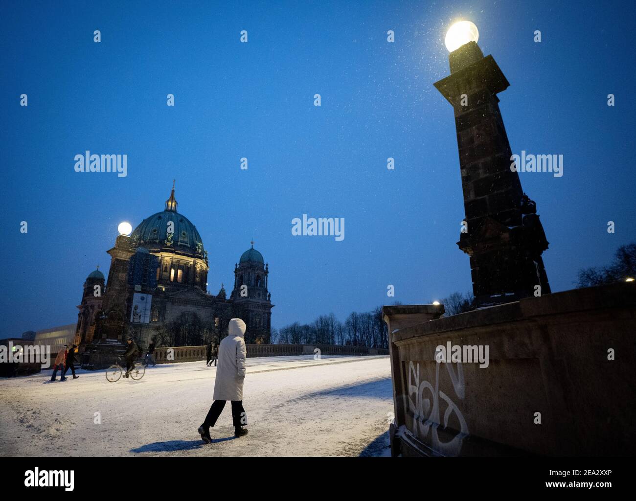 Berlin, Germany. 07th Feb, 2021. Passers-by walk through wintry Berlin ...