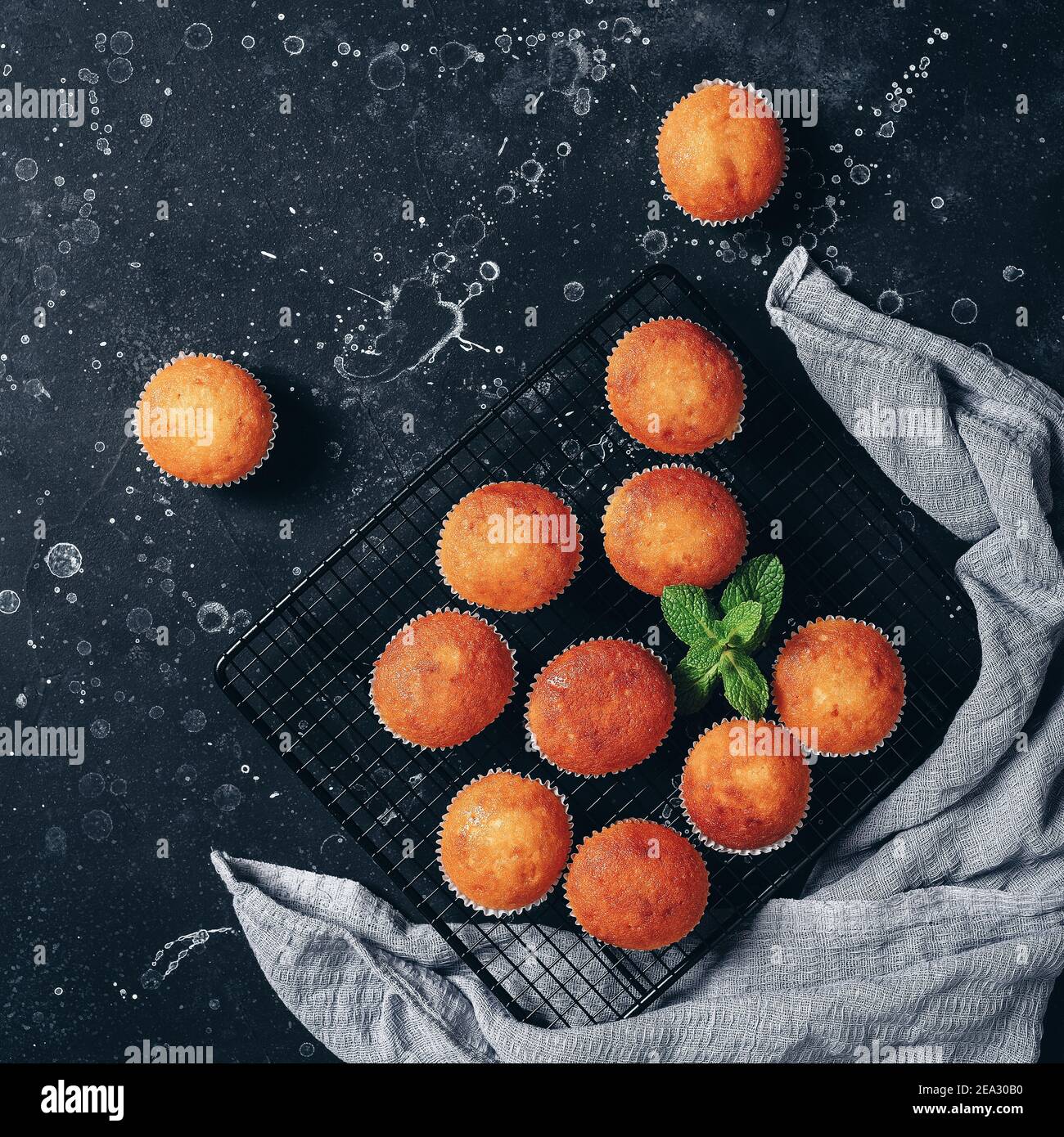 Muffins cooling rack hi-res stock photography and images - Alamy