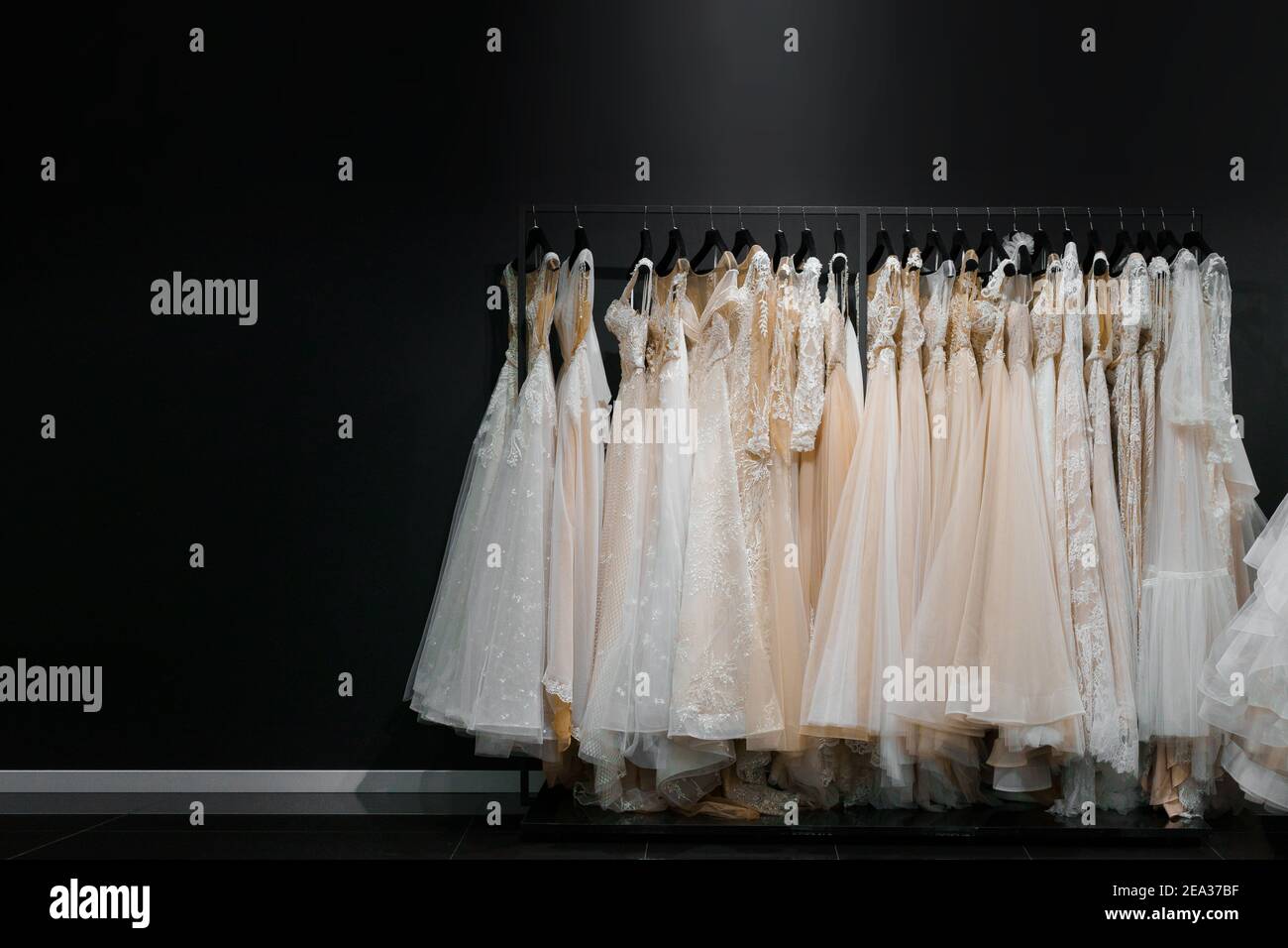 Wedding dresses made of silk chiffon, tulle and lace. Beautiful White ...