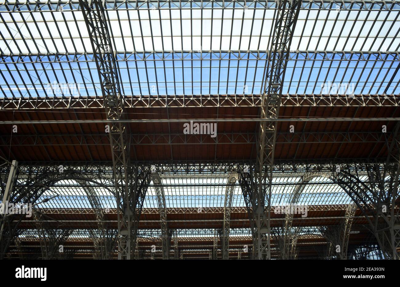 Roof construction inside a big train station Stock Photo - Alamy