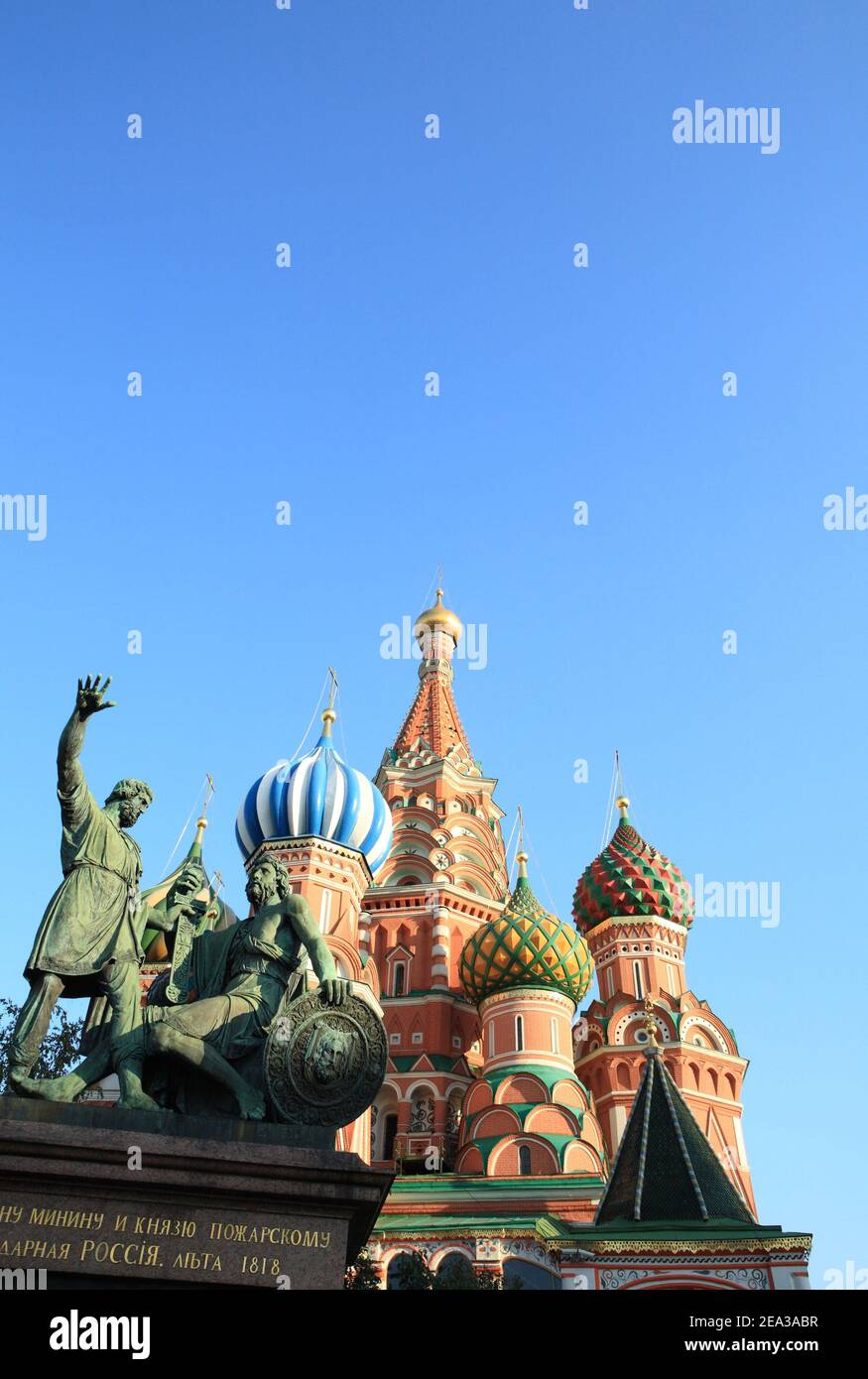 blessed basil cathedral and Statue of Minin and Pozharsky Stock Photo ...