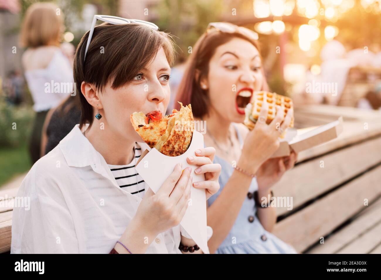 Women eating fast food outdoors hi-res stock photography and images - Alamy