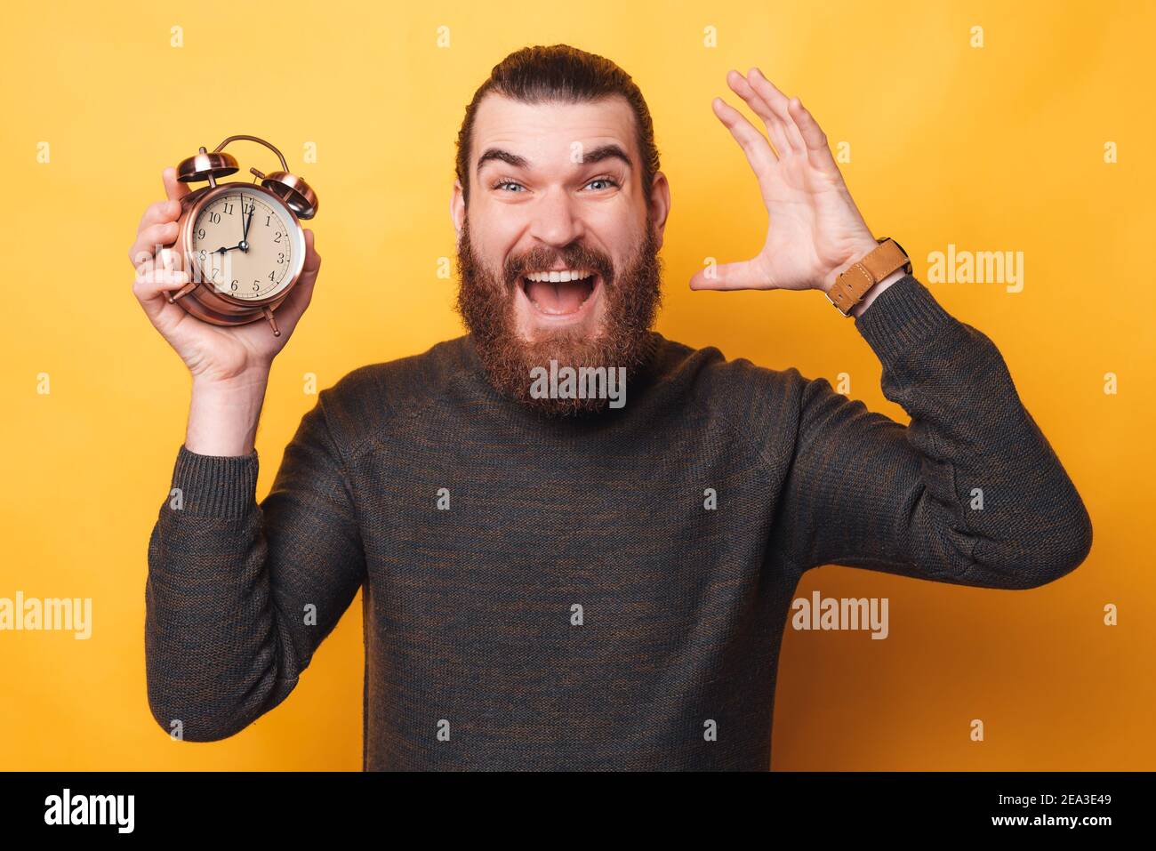 Man screaming alarm clock hi-res stock photography and images - Alamy