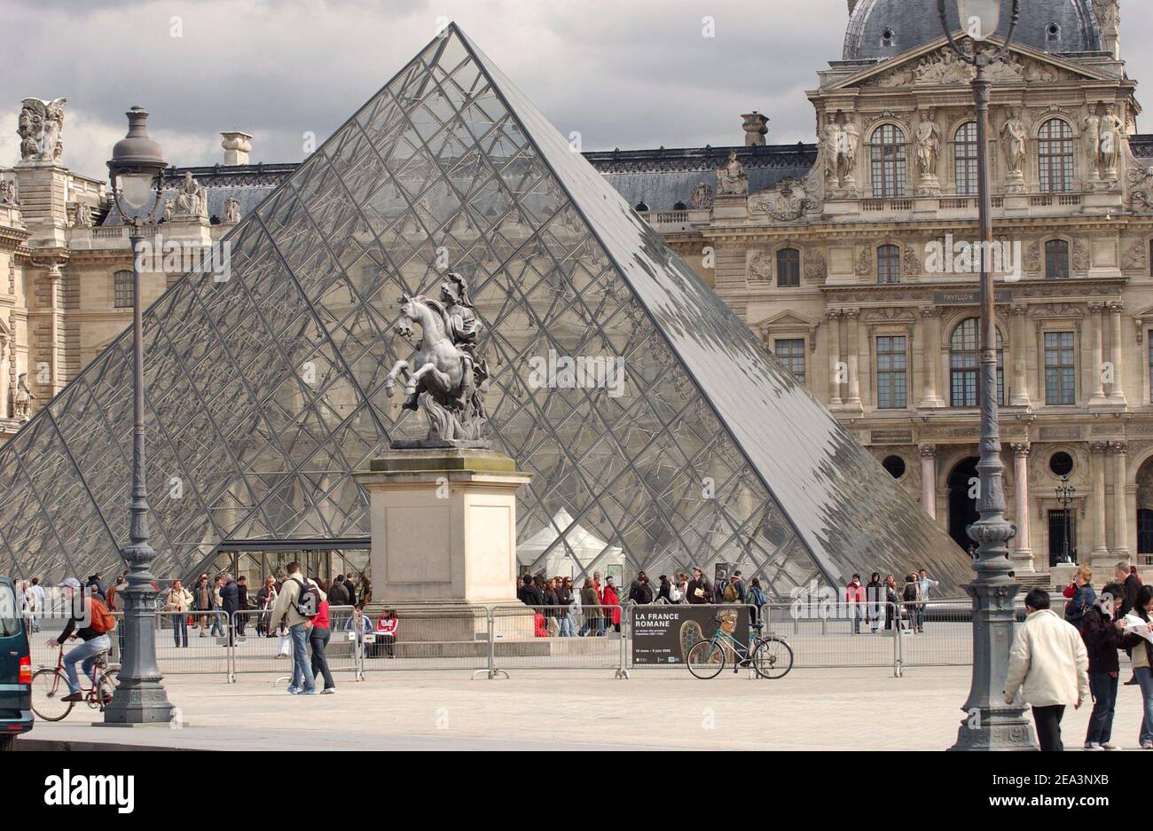 Musee du Louvre's master piece, Monna Lisa La Joconde by Leonardo da ...
