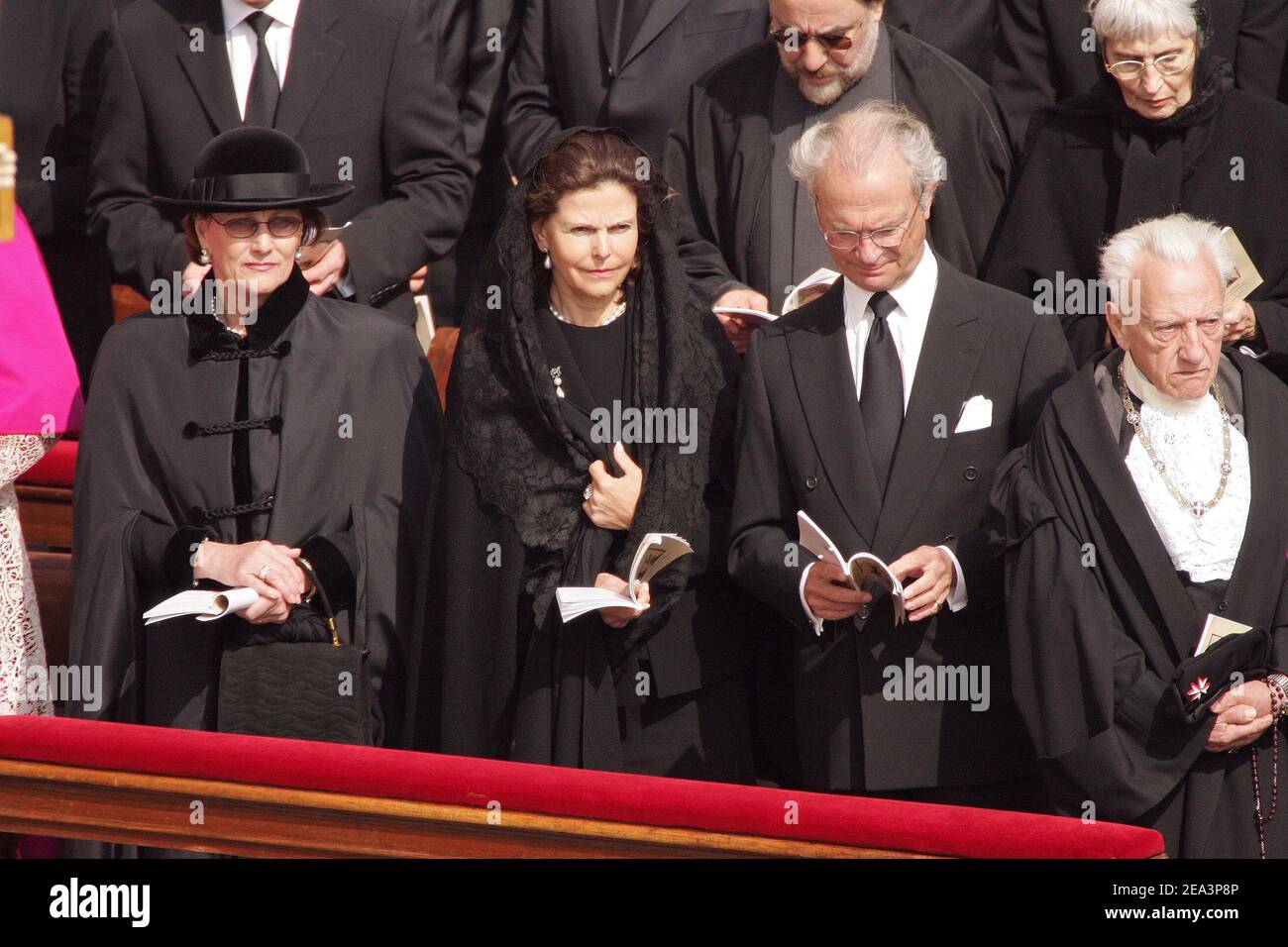 Norway's Queen Sonja, Sweden's King Carl XVI Gustaf and Queen Silvia ...